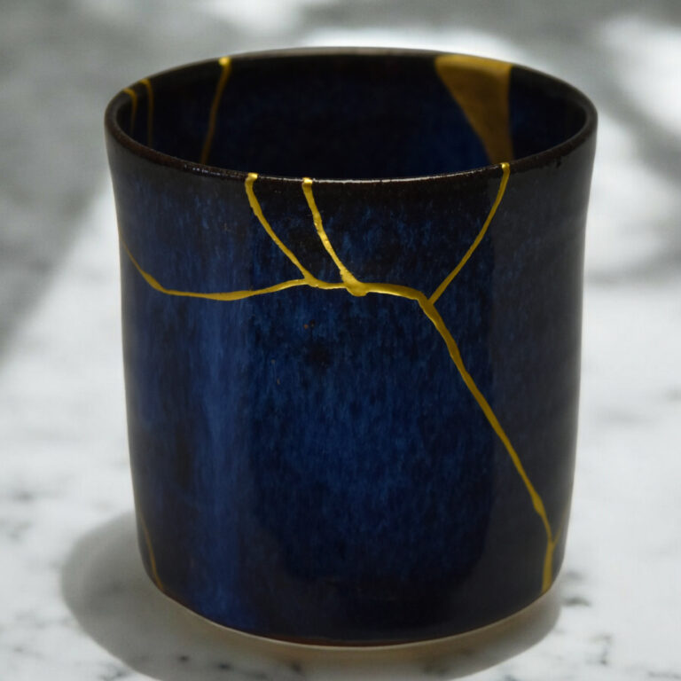 Midnight blue Kintsugi mug - Pure Gold Kintsugi